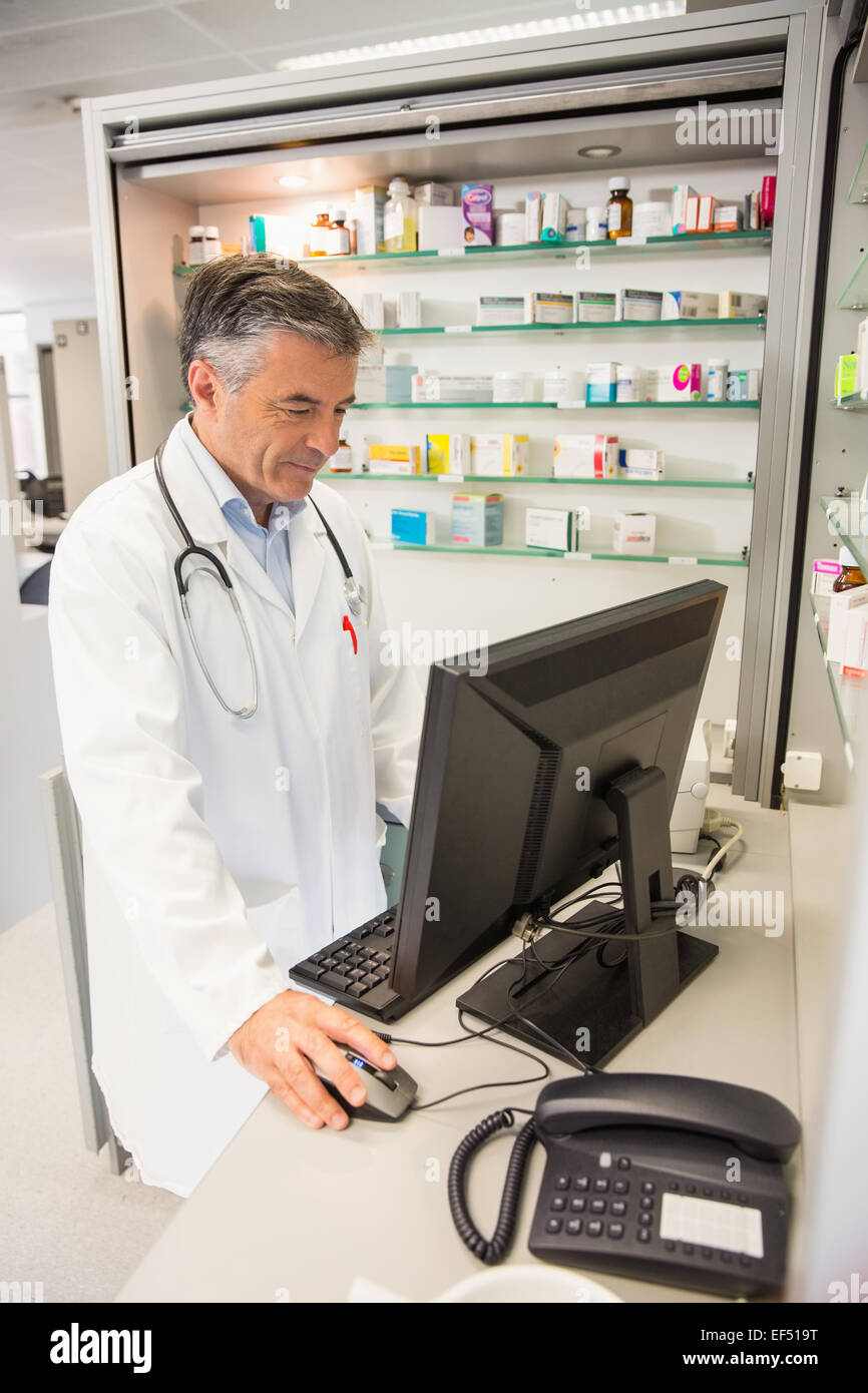Senior pharmacist using the computer Stock Photo - Alamy