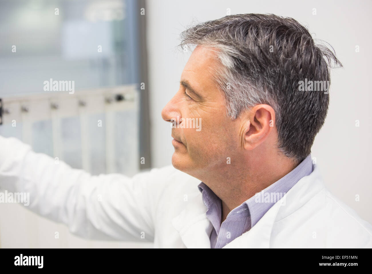Pharmacist using machinery to make medicine Stock Photo - Alamy