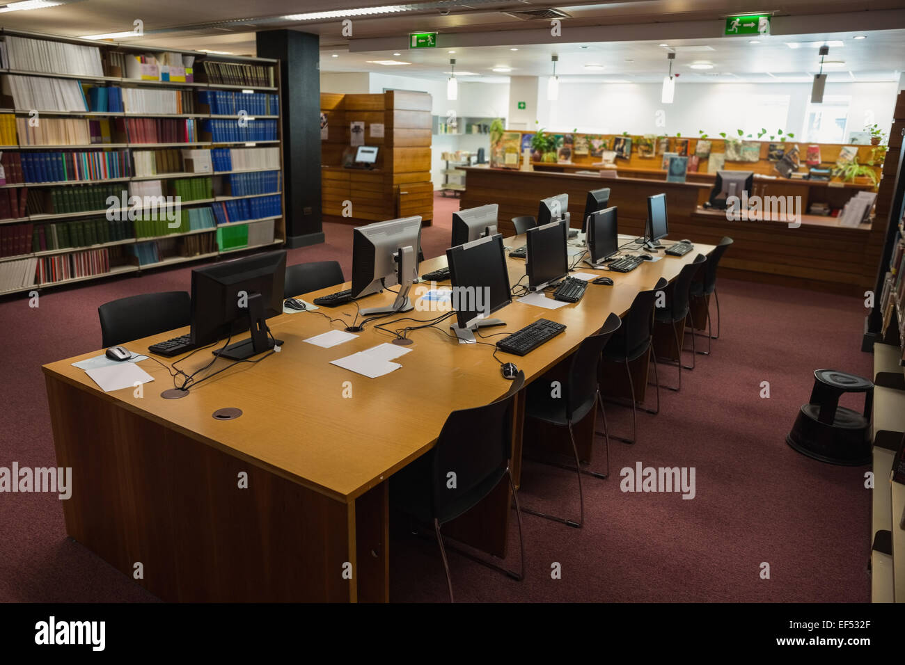 Computer library desks hi-res stock photography and images - Alamy