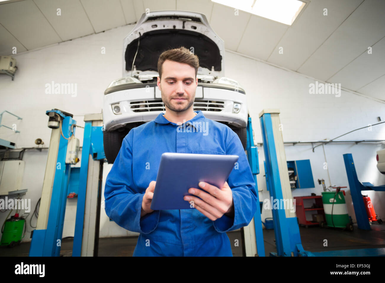 Mechanic using a tablet pc Stock Photo - Alamy