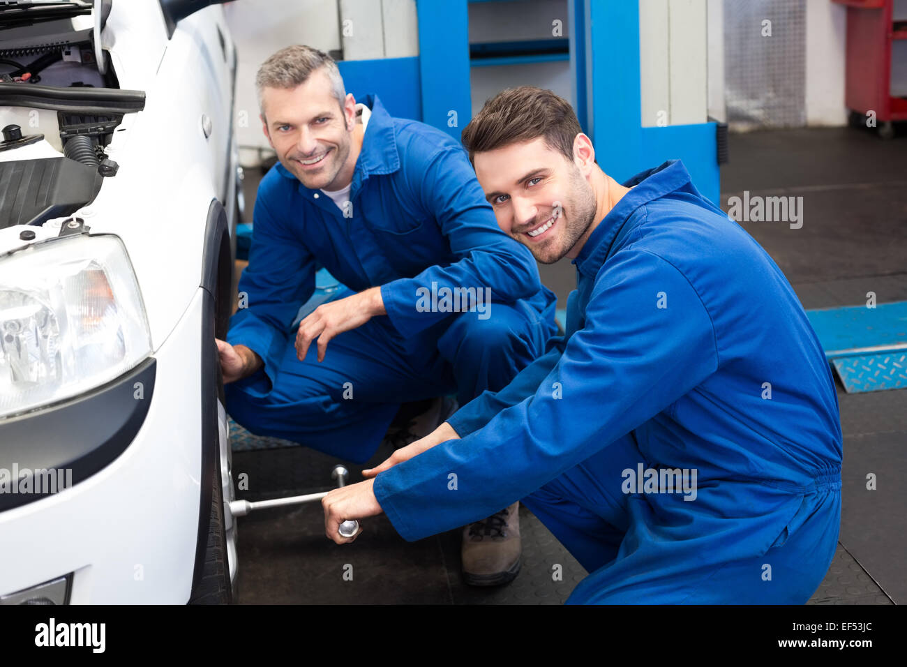 Team of mechanics working together Stock Photo - Alamy
