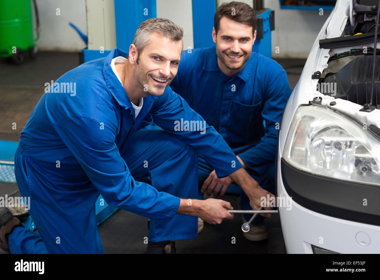 Team of mechanics working together Stock Photo - Alamy