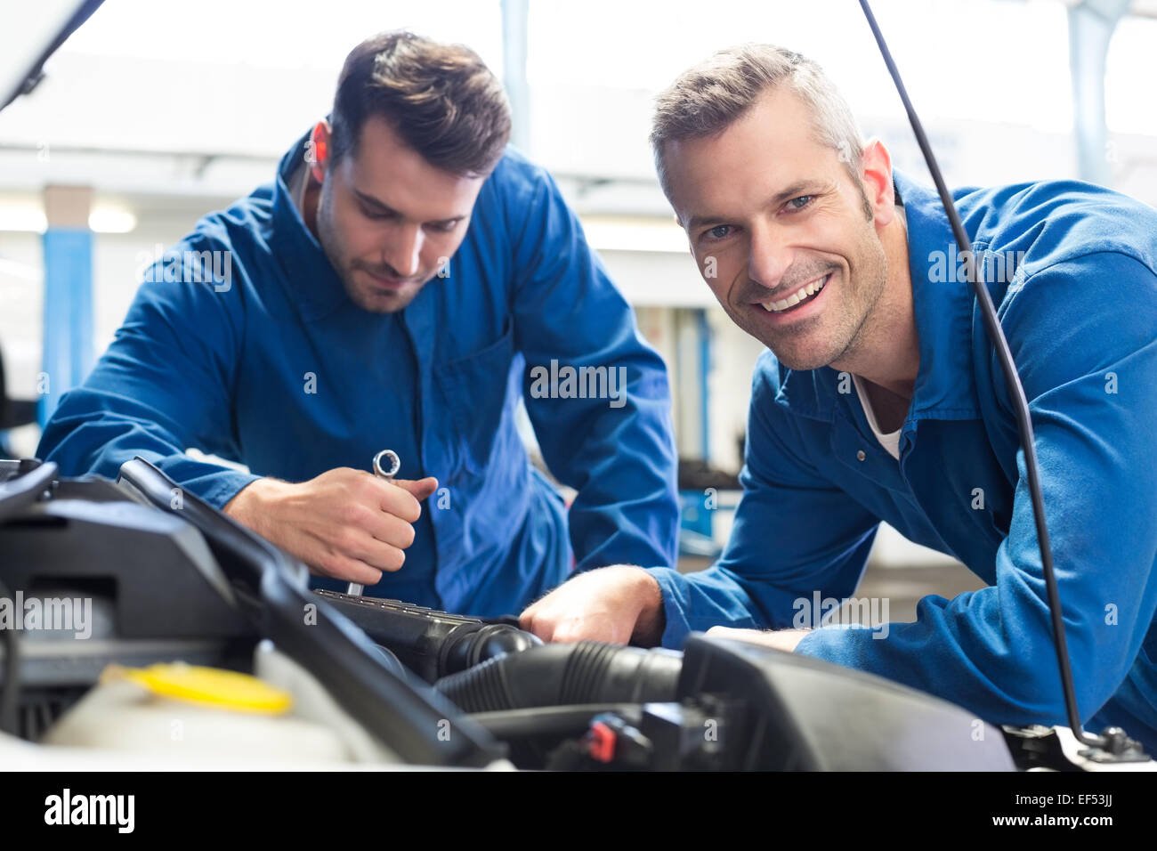 Team of mechanics working together Stock Photo - Alamy