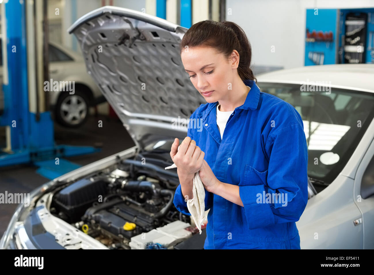 Mechanic wiping hands with rag Stock Photo - Alamy