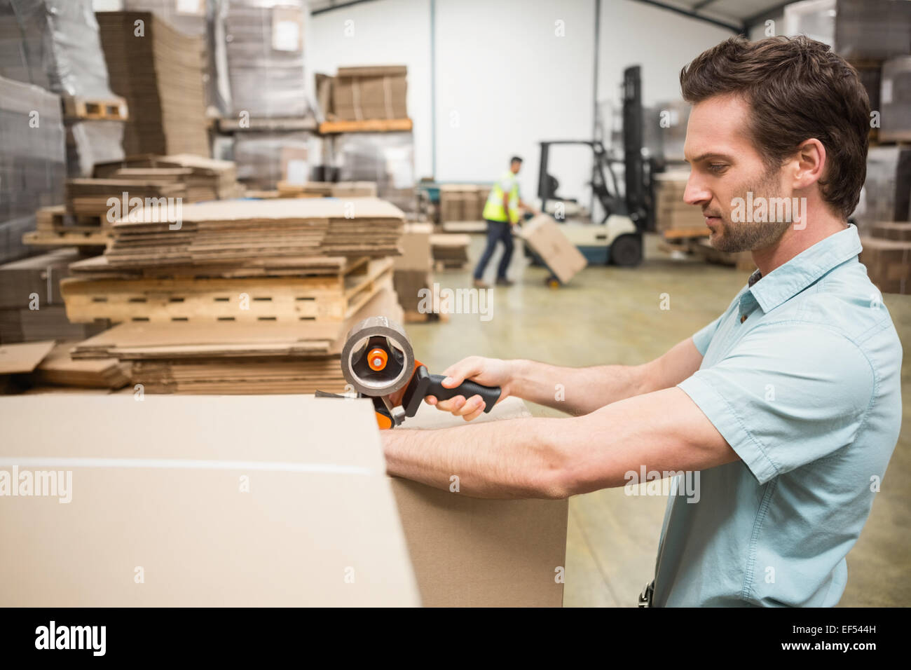 Warehouse worker taping box hi-res stock photography and images - Alamy