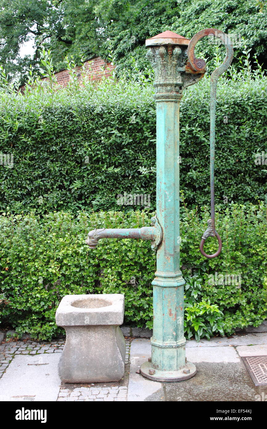 Old hand pump water well Stock Photo - Alamy