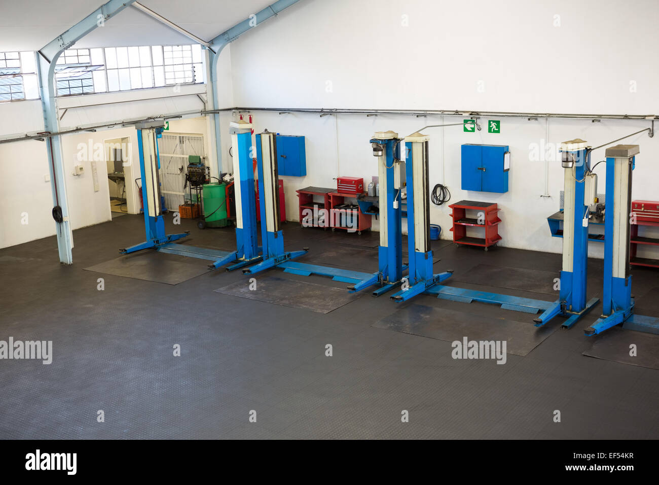 Empty mechanic shop hi-res stock photography and images - Alamy