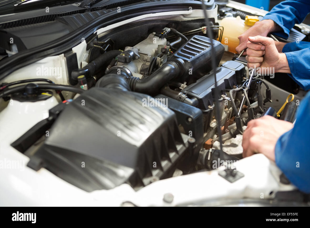 Team of mechanics working together Stock Photo - Alamy