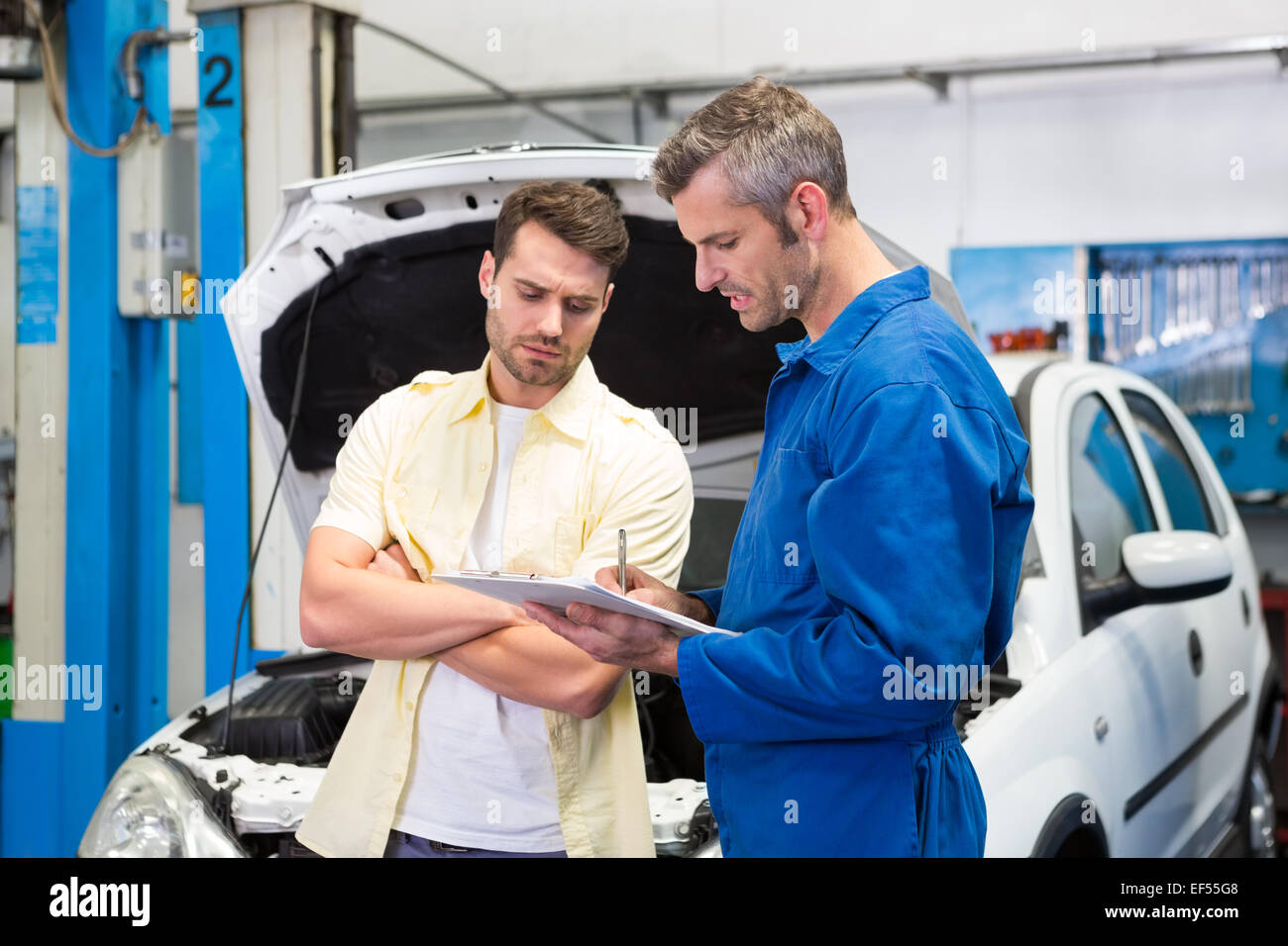 Customer listening hi-res stock photography and images - Alamy