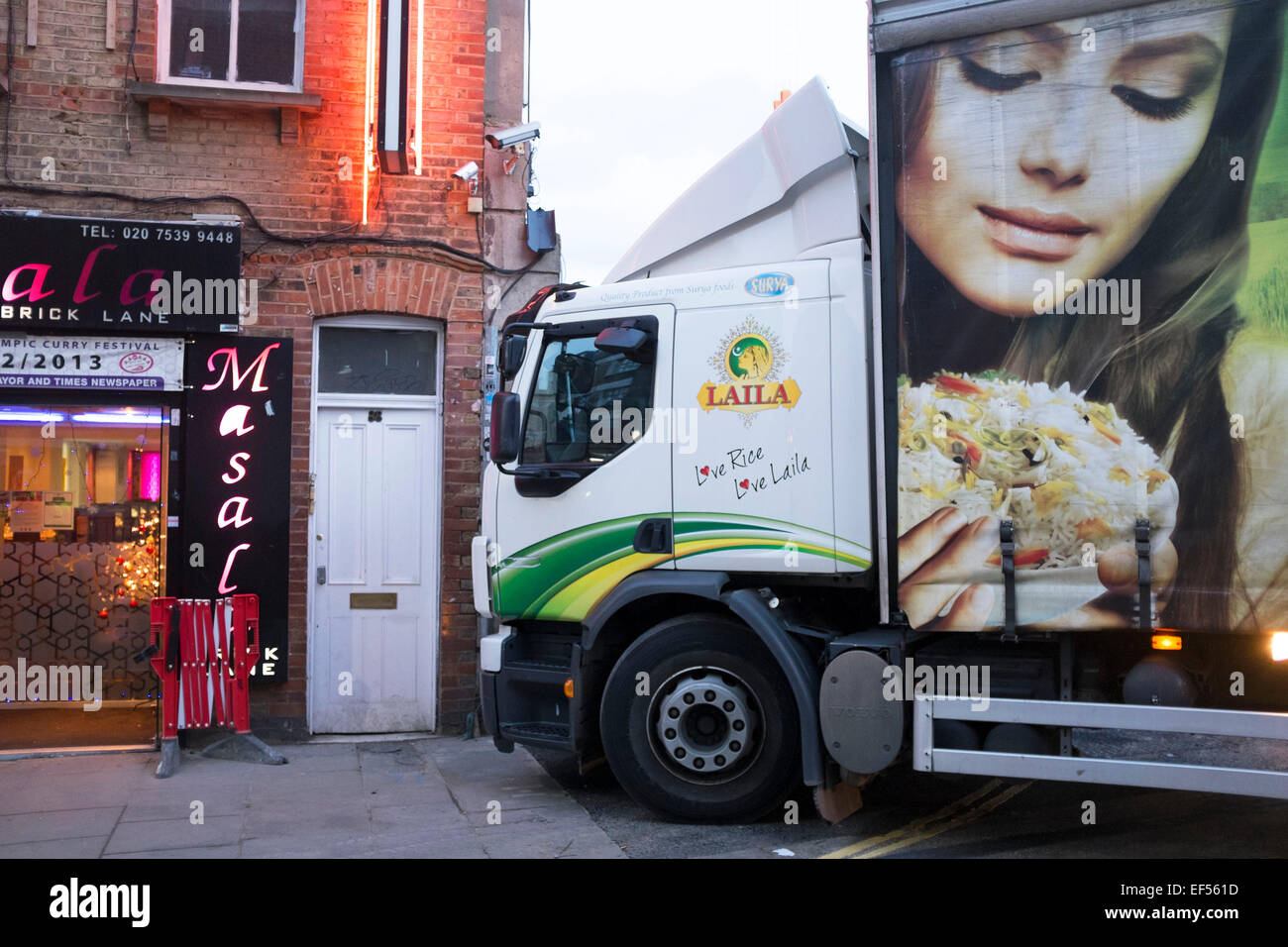 HGV lorry struggling to turn onto Brick Lane gets stuck and cannot move ...