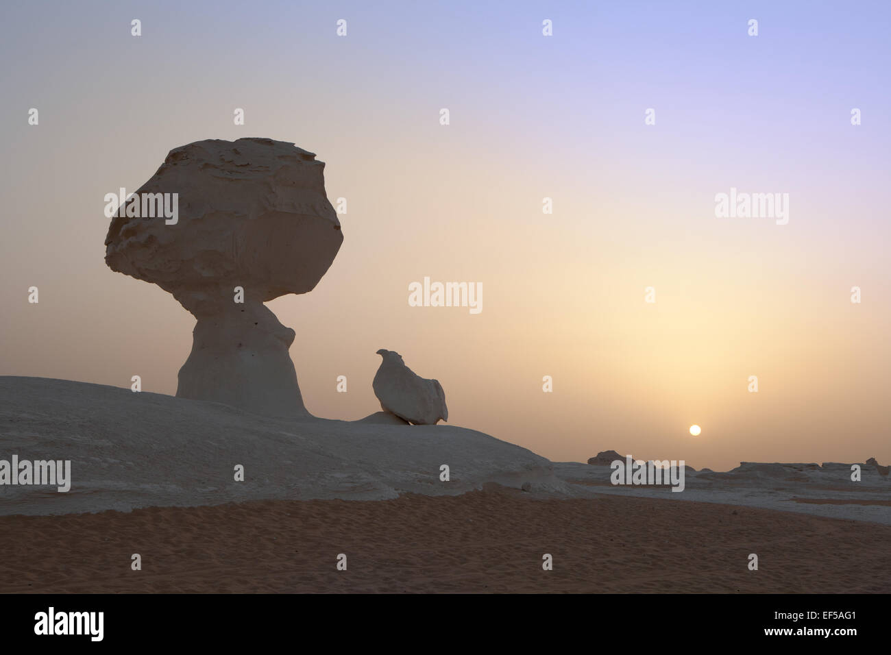 White desert egypt limestone hi-res stock photography and images - Alamy
