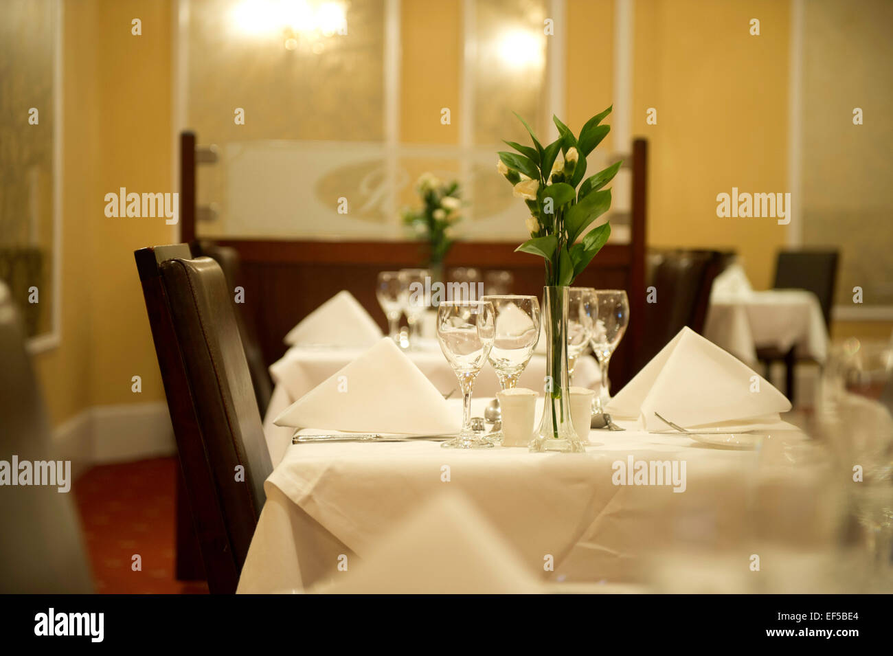 Restaurant table evening empty hi-res stock photography and images - Alamy