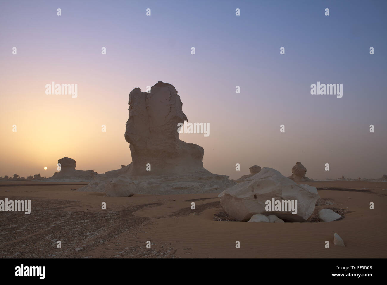White desert egypt limestone hi-res stock photography and images - Alamy