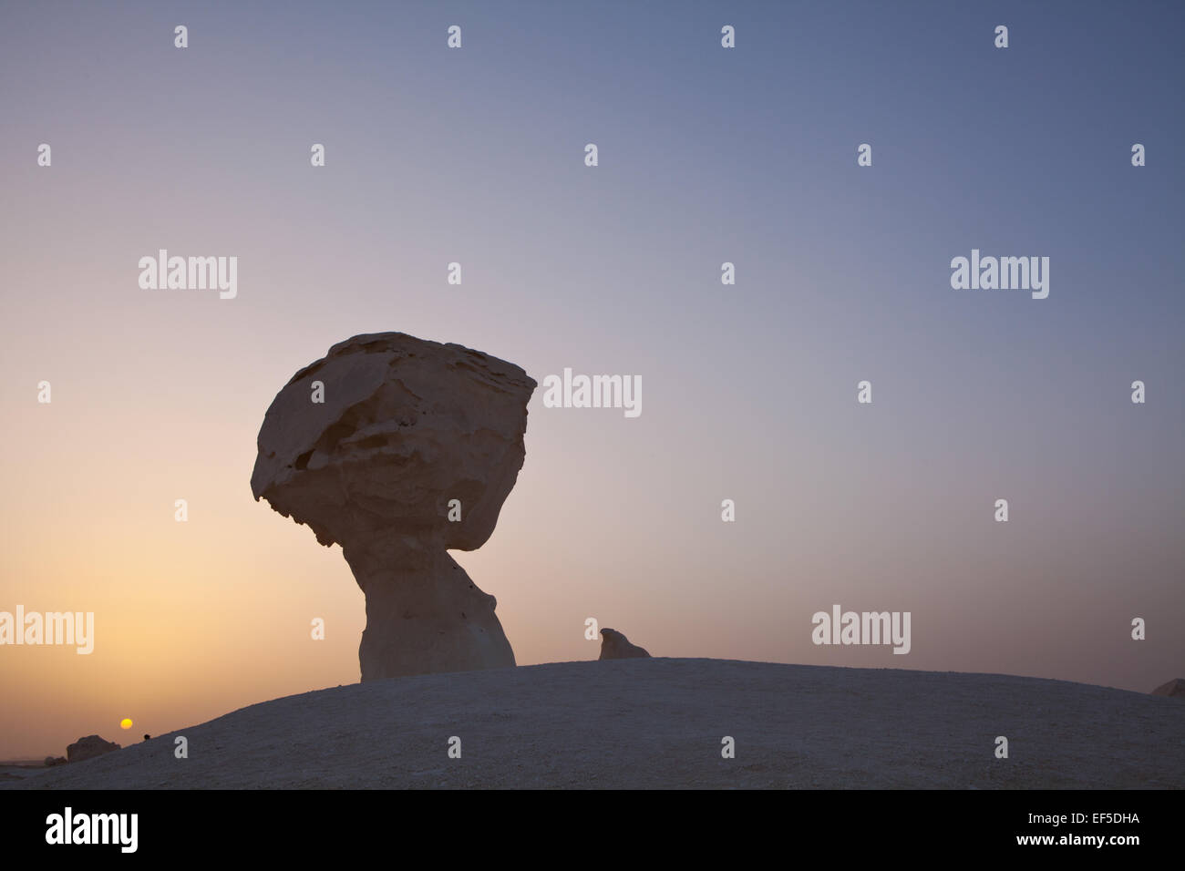 White desert egypt limestone hi-res stock photography and images - Alamy