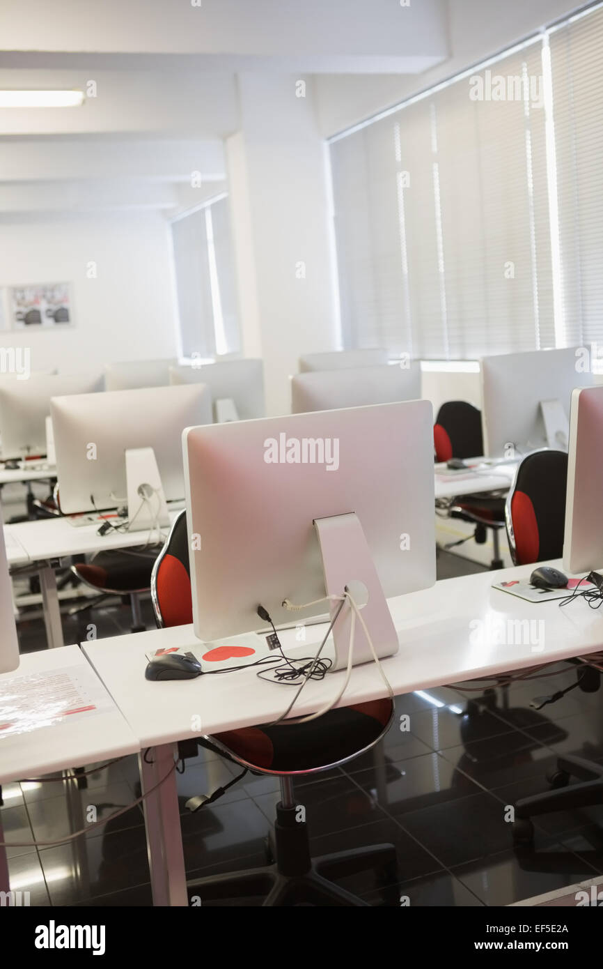 Empty computer room Stock Photo - Alamy