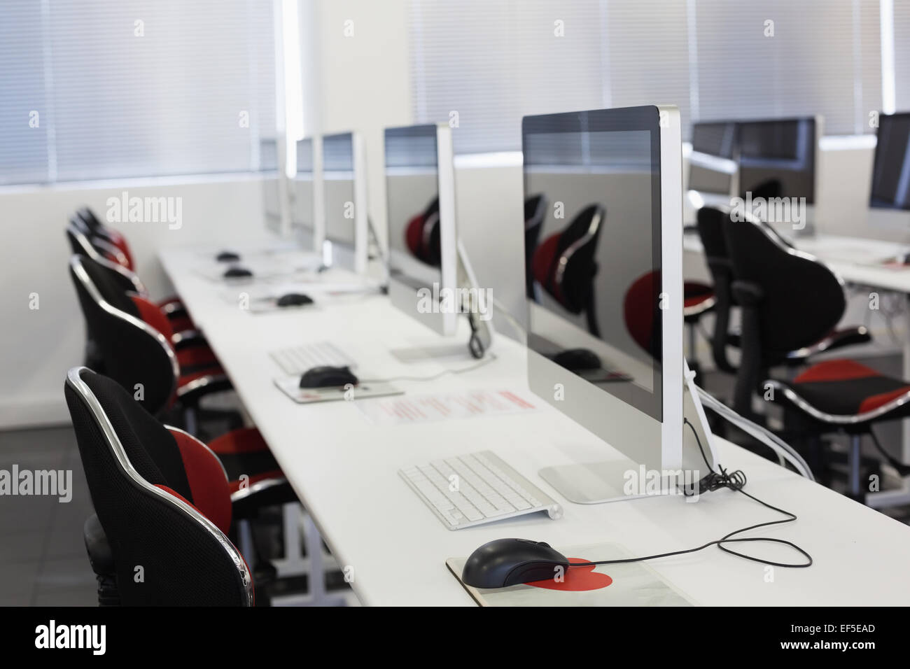 Empty computer room Stock Photo - Alamy