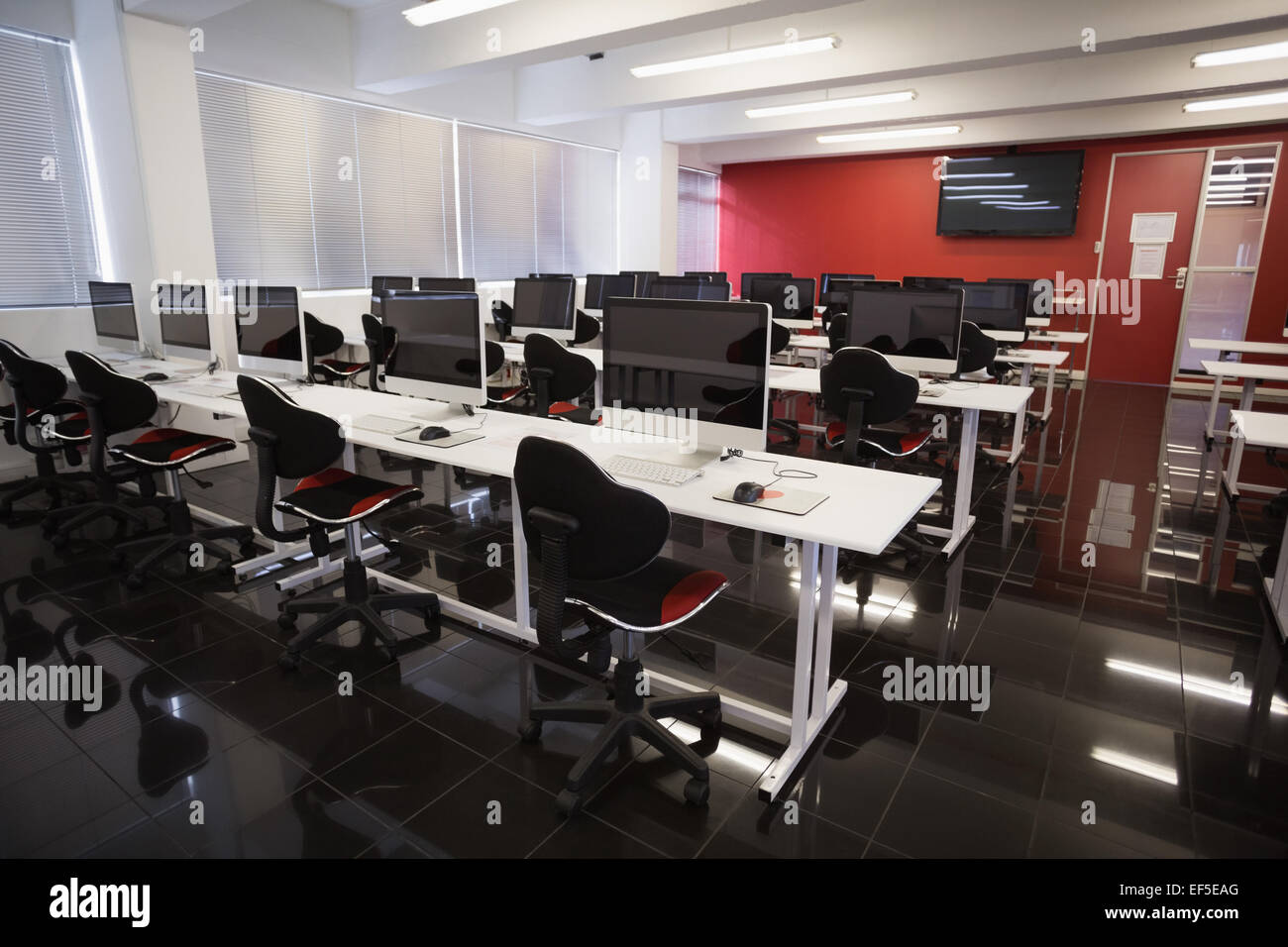 Empty computer room Stock Photo - Alamy