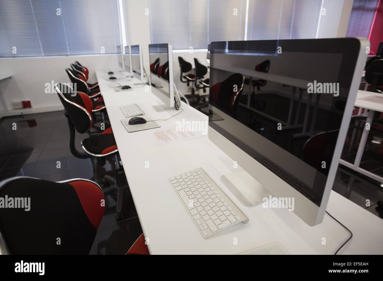 Empty computer room Stock Photo - Alamy