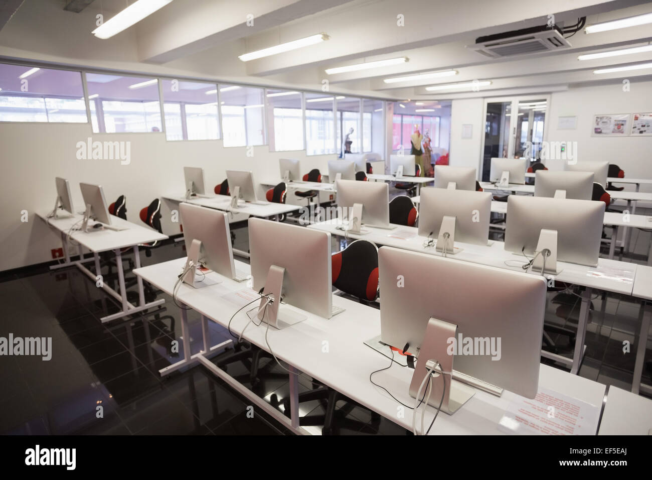 Empty computer room Stock Photo - Alamy