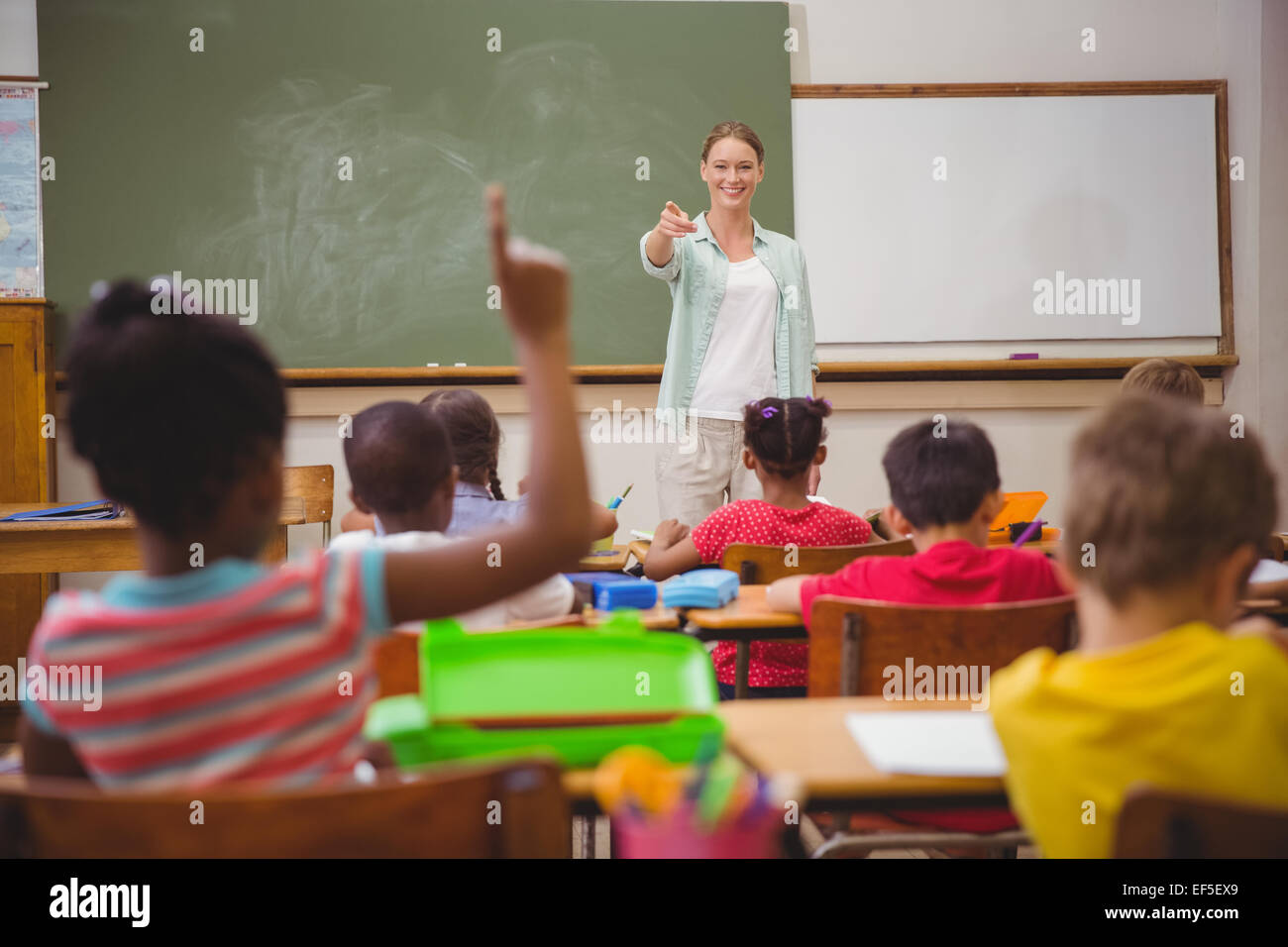 Pupils listening teacher during class hi-res stock photography and ... Pupils listening teacher during class hi-res stock photography and ...