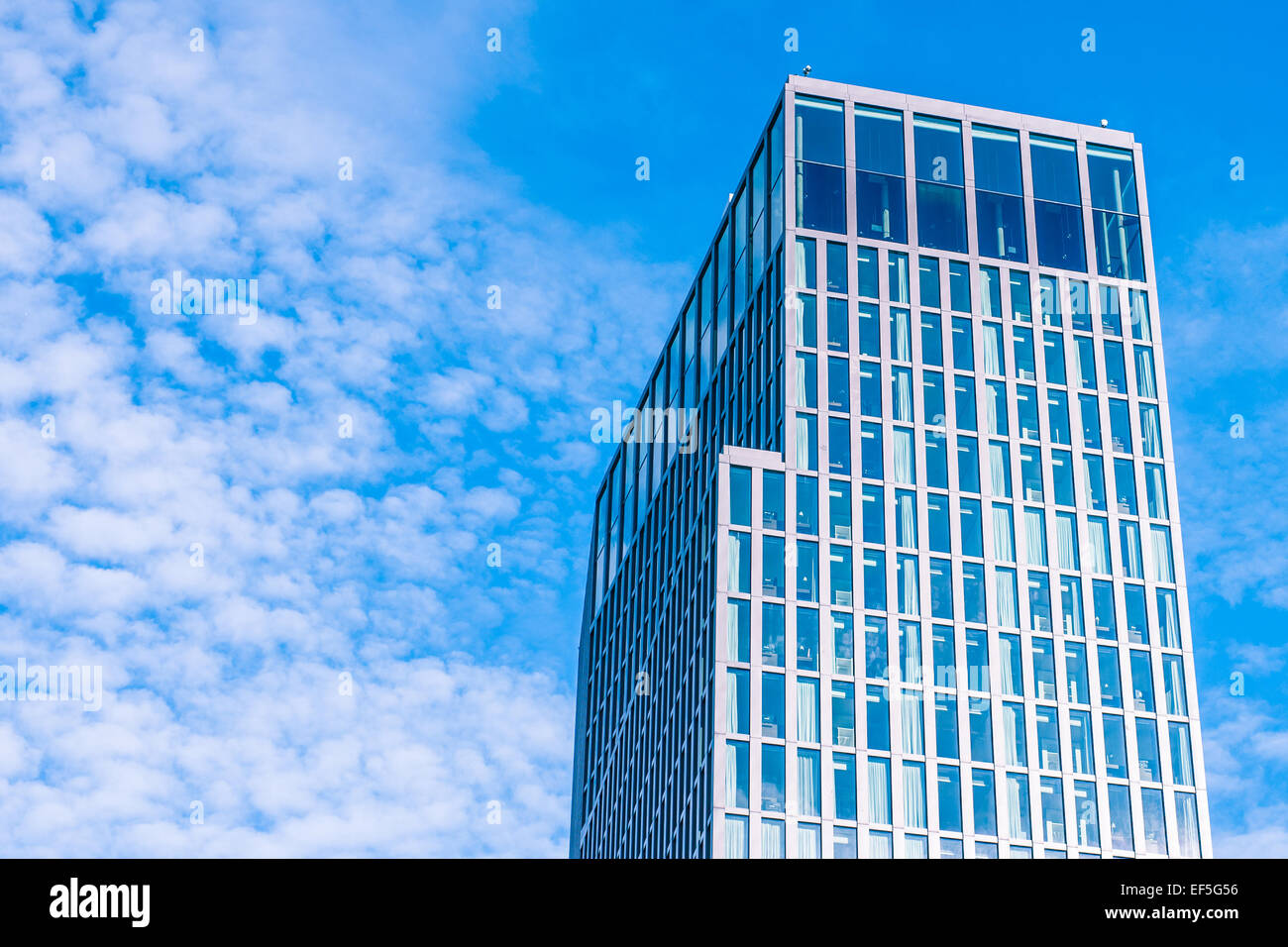 Skyscraper windows hi-res stock photography and images - Alamy