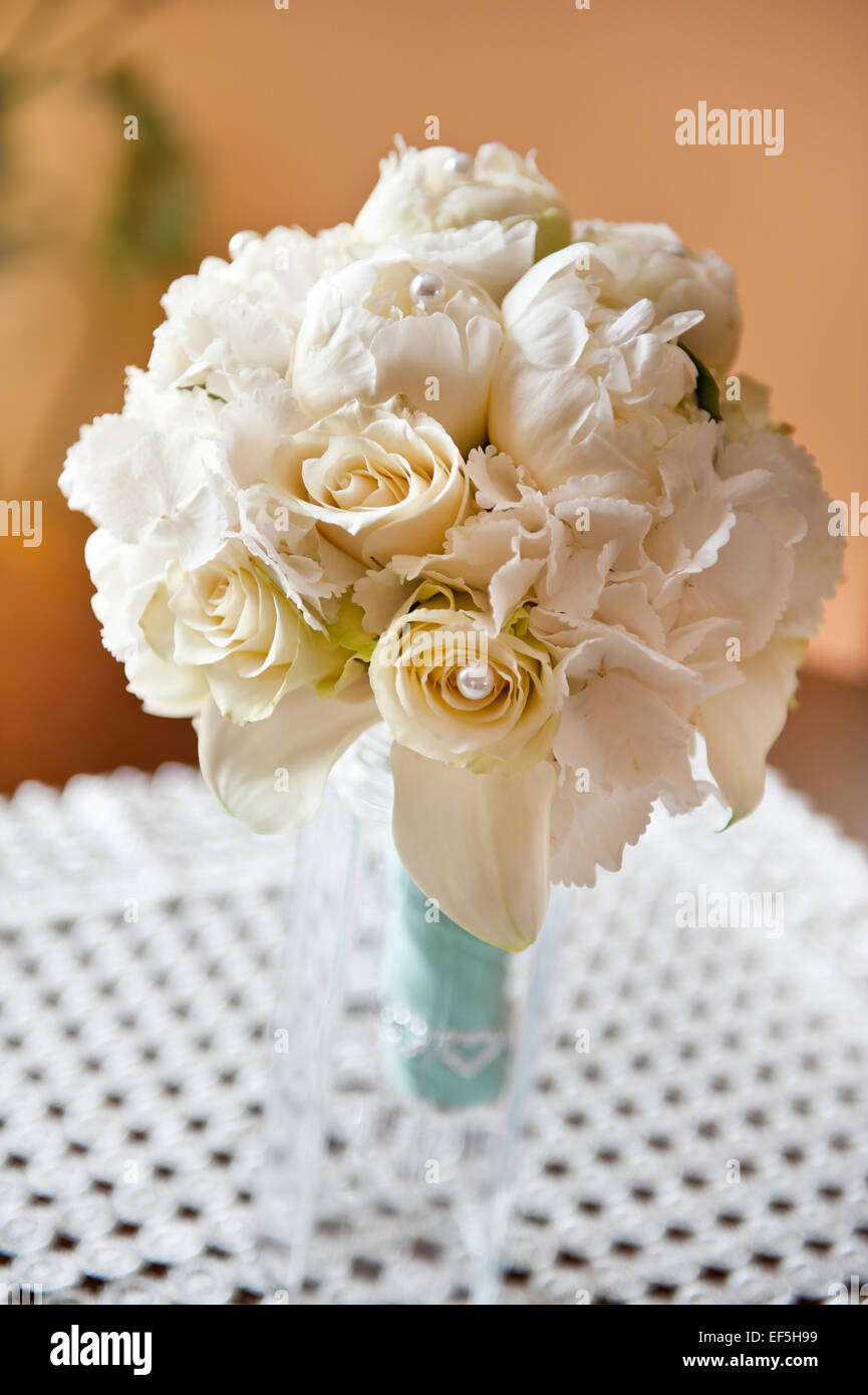 Bridal white roses bouquet wedding flowers Stock Photo - Alamy