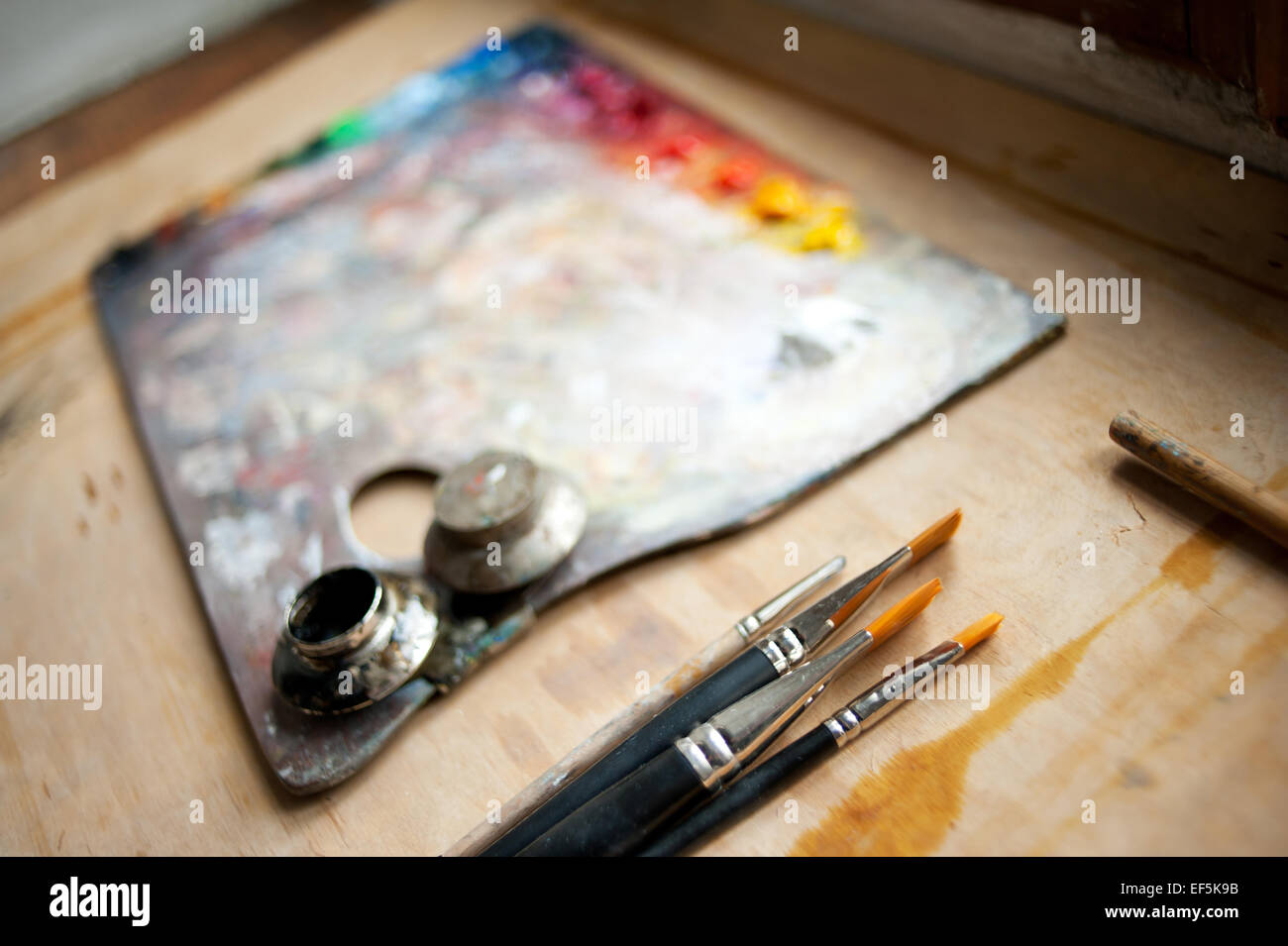 Paint palette brushes hi-res stock photography and images - Alamy