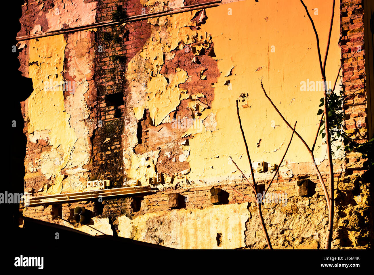 Wall of a demolition block Stock Photo - Alamy