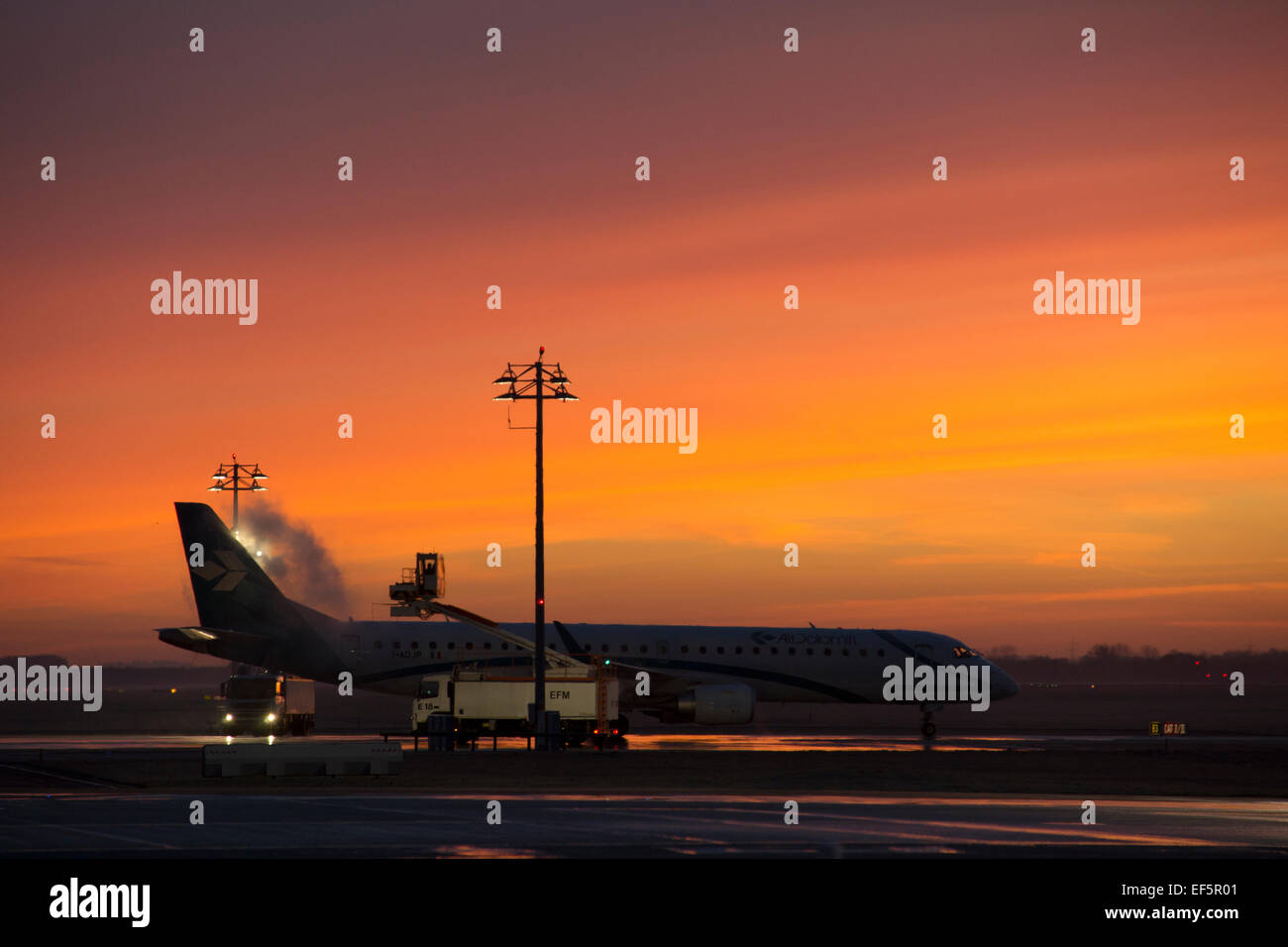 Aircraft de icing hi-res stock photography and images - Alamy