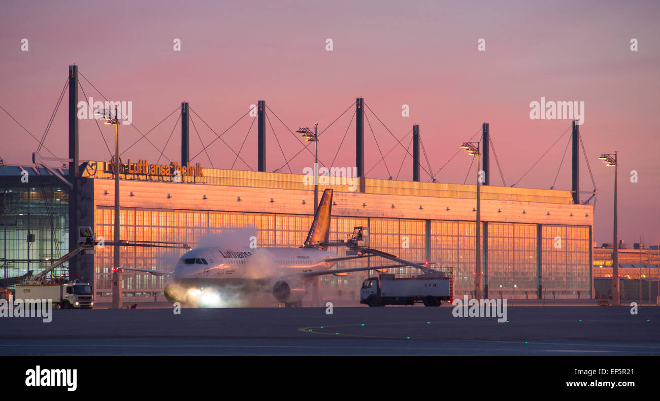 Aircraft de icing hi-res stock photography and images - Alamy