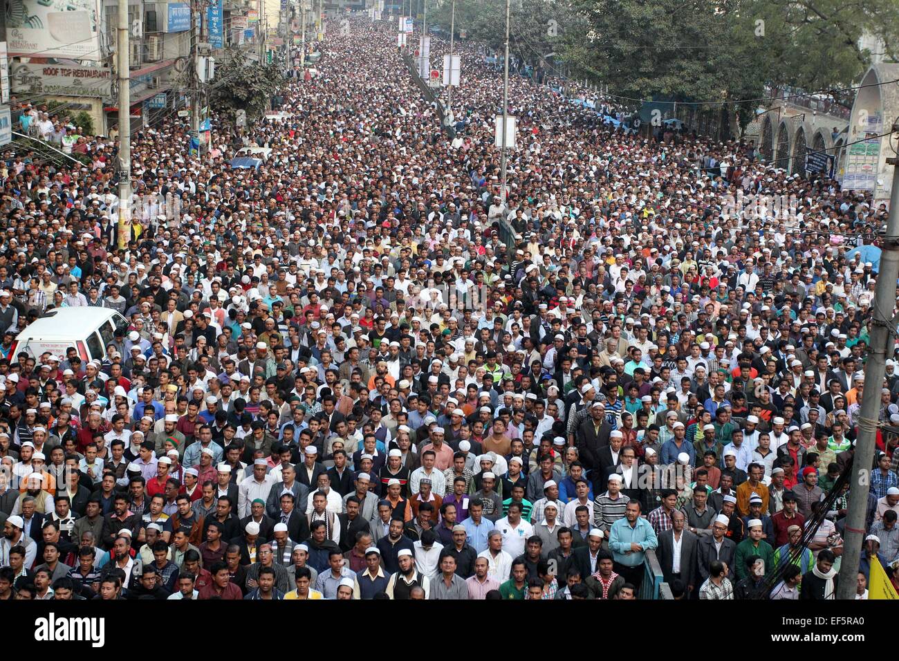 Dhaka, Bangladesh. 27th Jan, 2015. A large crowd of thousands including ...