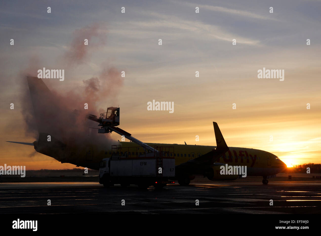 Aircraft De Icing High Resolution Stock Photography and Images - Alamy