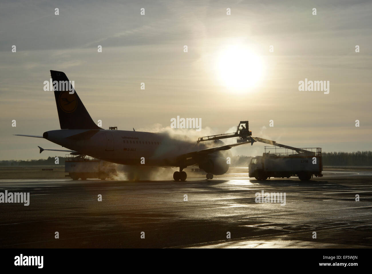 Aircraft crane truck hi-res stock photography and images - Alamy