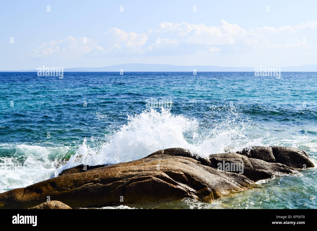 Splash against rocks hi-res stock photography and images - Alamy