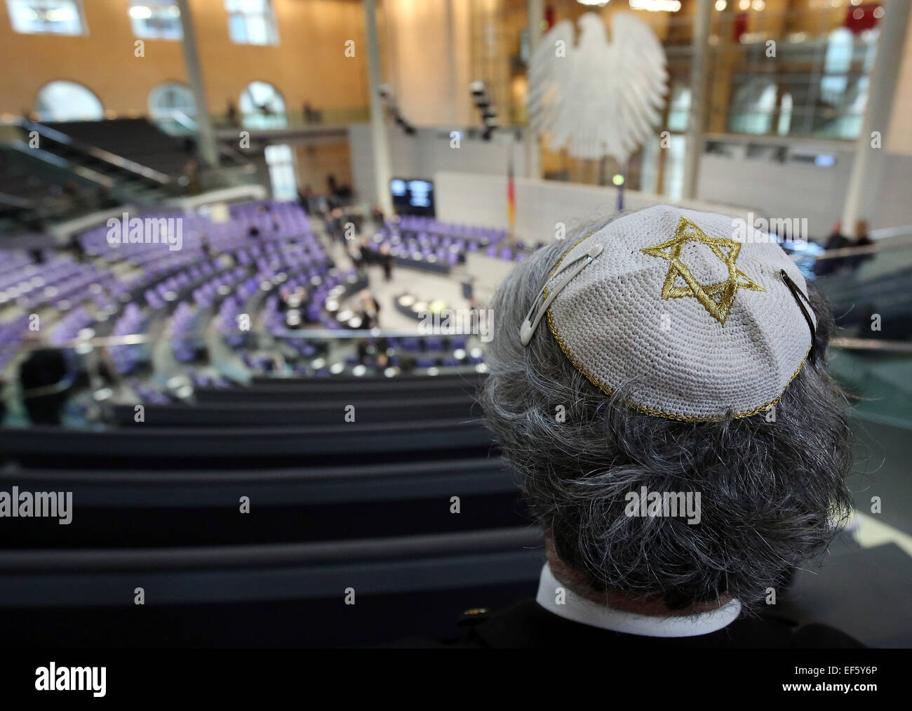 Man wearing a yarmulke hi-res stock photography and images - Alamy
