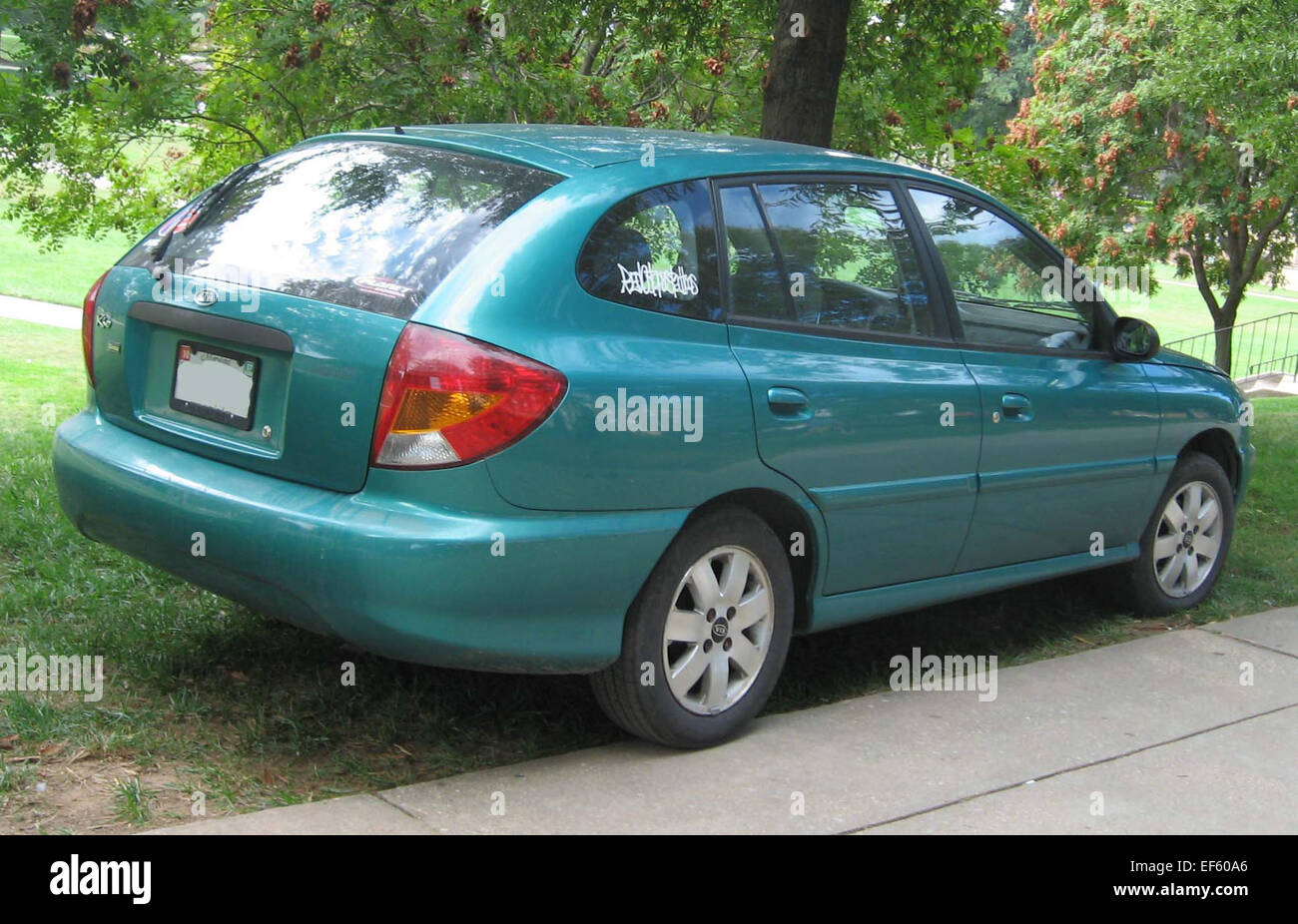 The 2001-2002 Kia Rio Cinco is a compact hatchback that combines ...