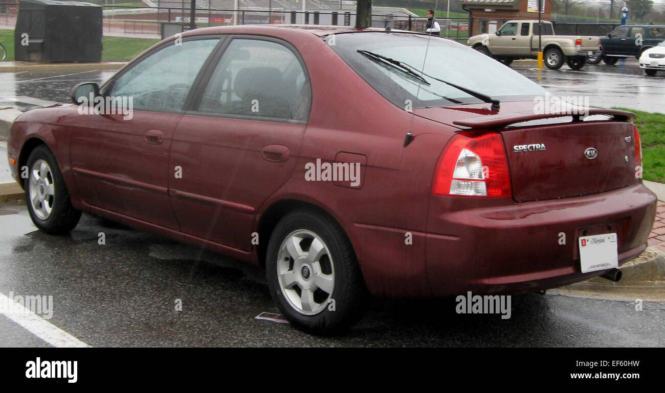 02 04 Kia Spectra hatch rear Stock Photo - Alamy