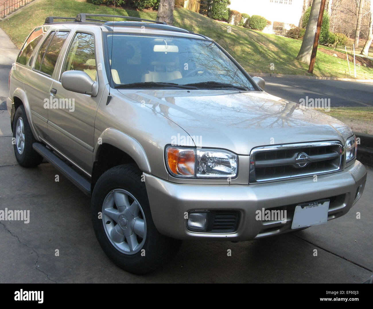 02 04 Nissan Pathfinder Stock Photo - Alamy