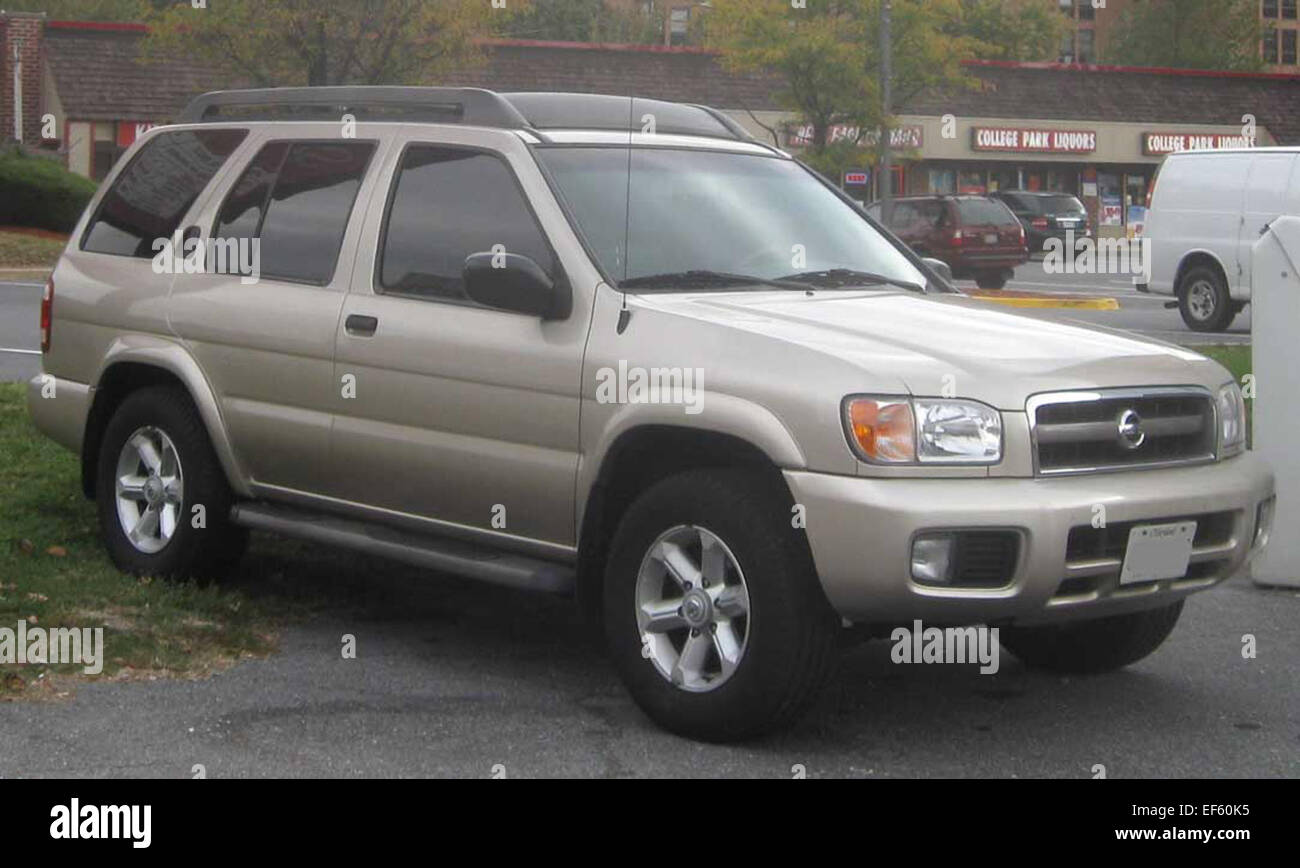 03 04 Nissan Pathfinder Stock Photo - Alamy