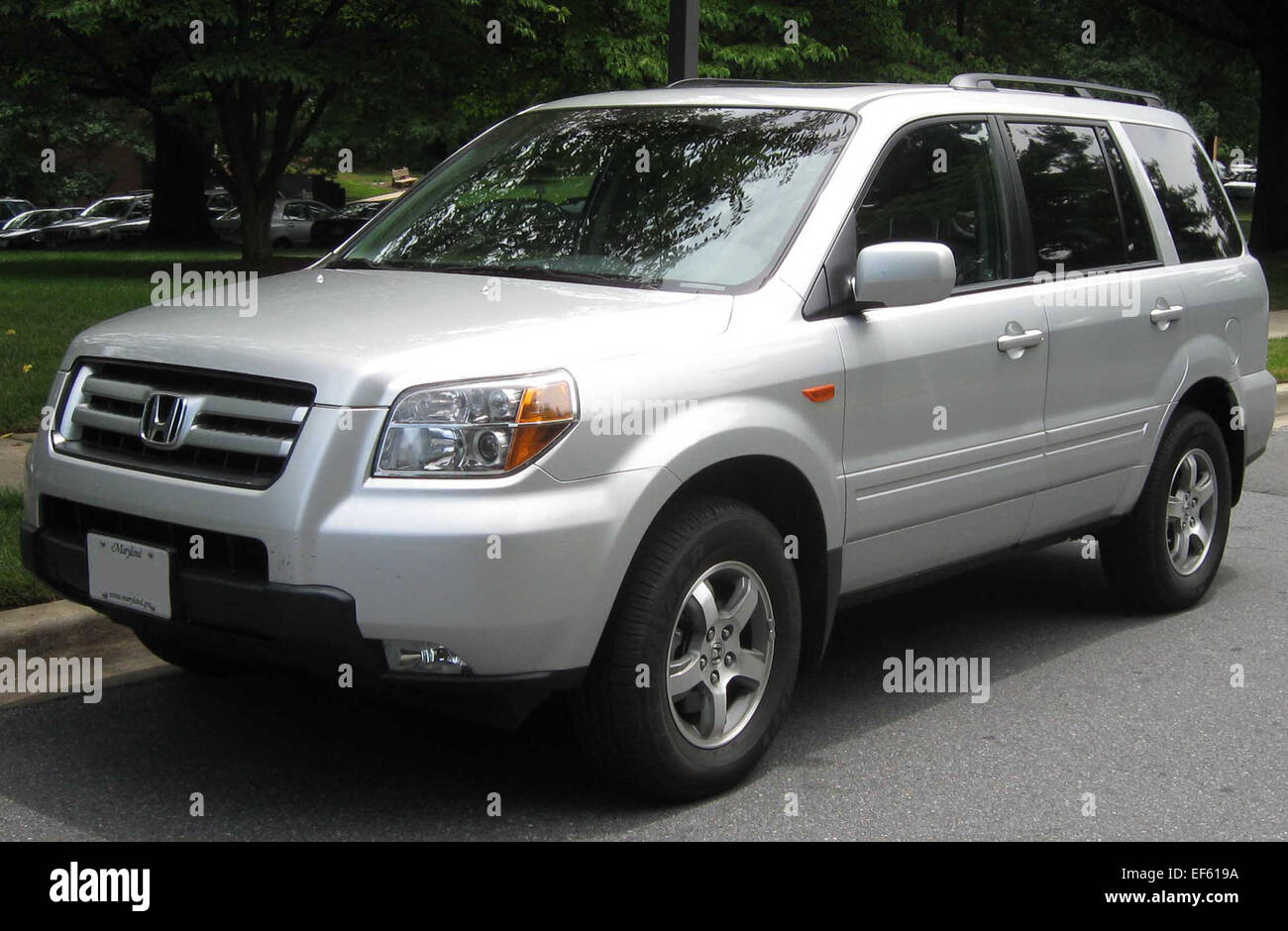 The 2006-2008 Honda Pilot EX is a mid-size SUV offering three-row ...