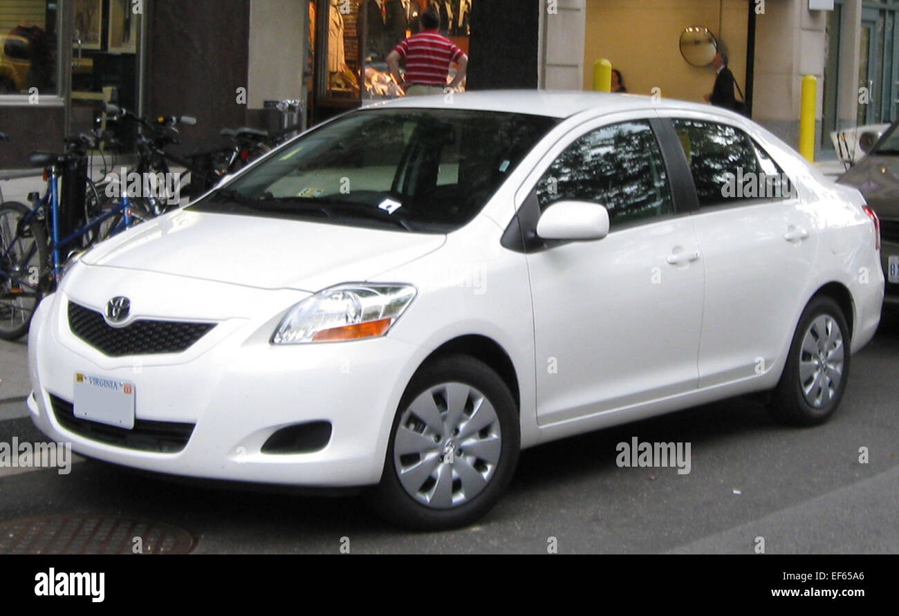 09 Toyota Yaris sedan Stock Photo - Alamy