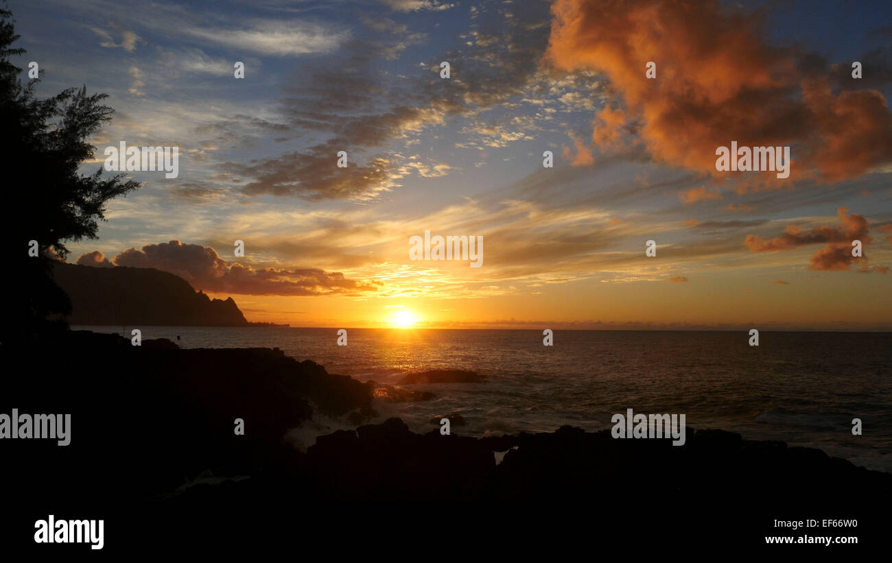 Shoreline, Wave, sunset, Hanalei, Kauai, Hawaii Stock Photo - Alamy