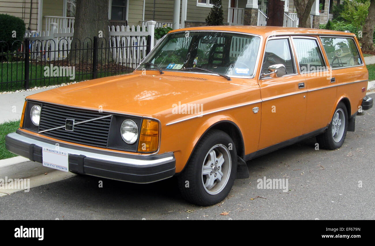 1975 Volvo 245 DL wagon 09 05 2011 front Stock Photo - Alamy