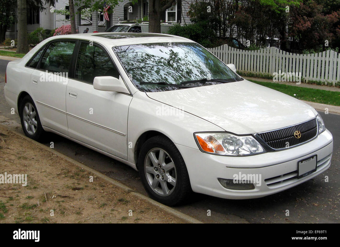 The 2000-2002 Toyota Avalon is a full-size sedan offering a comfortable ...