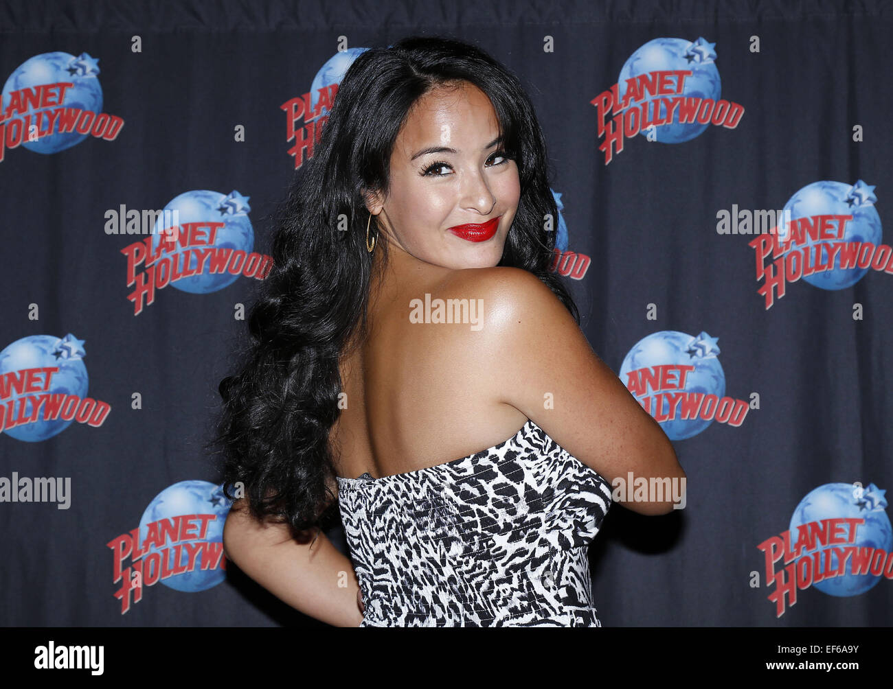 'Aladdin' actress Courtney Reed attends her own handprint ceremony at ...