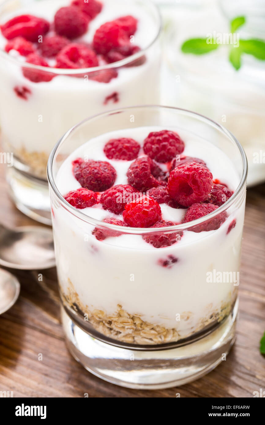 Yogurt with muesli and raspberries Stock Photo - Alamy