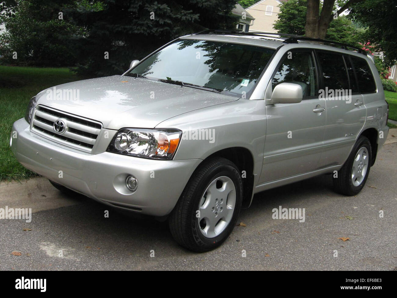 The 2004-2007 Toyota Highlander is a mid-size SUV offering a spacious ...