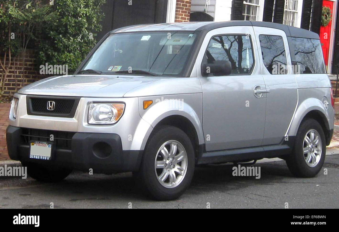 The 2006 Honda Element EX P is a compact crossover SUV with a boxy ...
