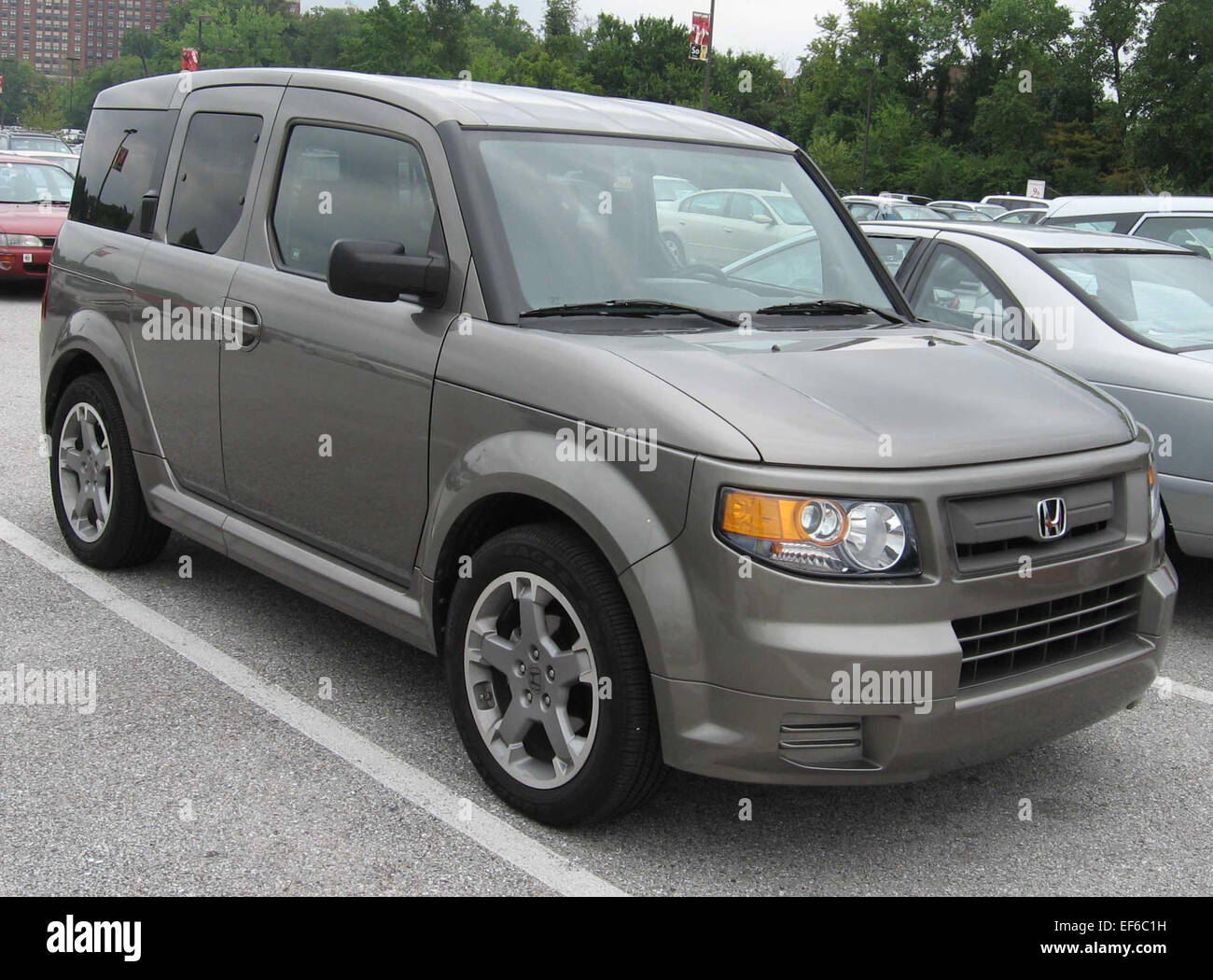 The 2007 Honda Element SC is a compact crossover SUV that combines ...
