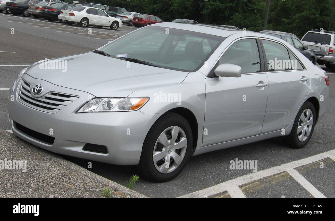 The 2007 Toyota Camry LE is a mid-size sedan that balances comfort ...